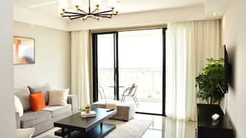 Apartamento, 2 quartos, varanda | Sala de estar | Smart TV de 43 polegadas com canais digitais, Netflix