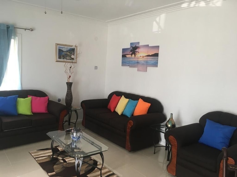 * Appartement Spacieux Avec 2 Chambres à Cedar Grove à Portmore * - Caraïbes