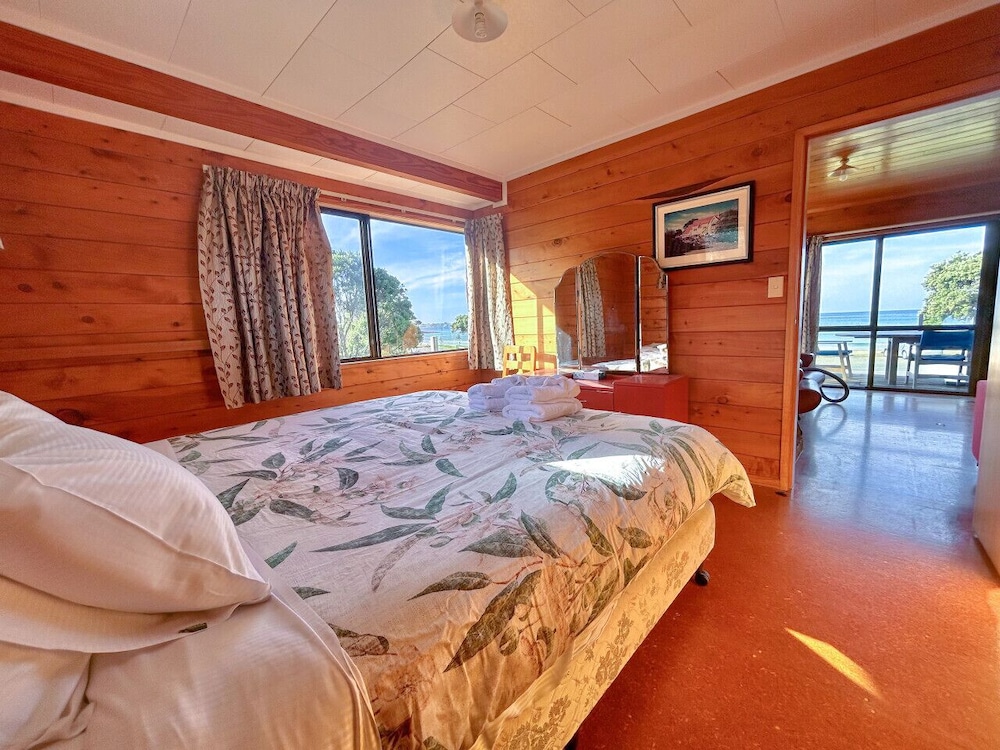 Sandy Bay Beachfront - Holiday Home - Hikurangi