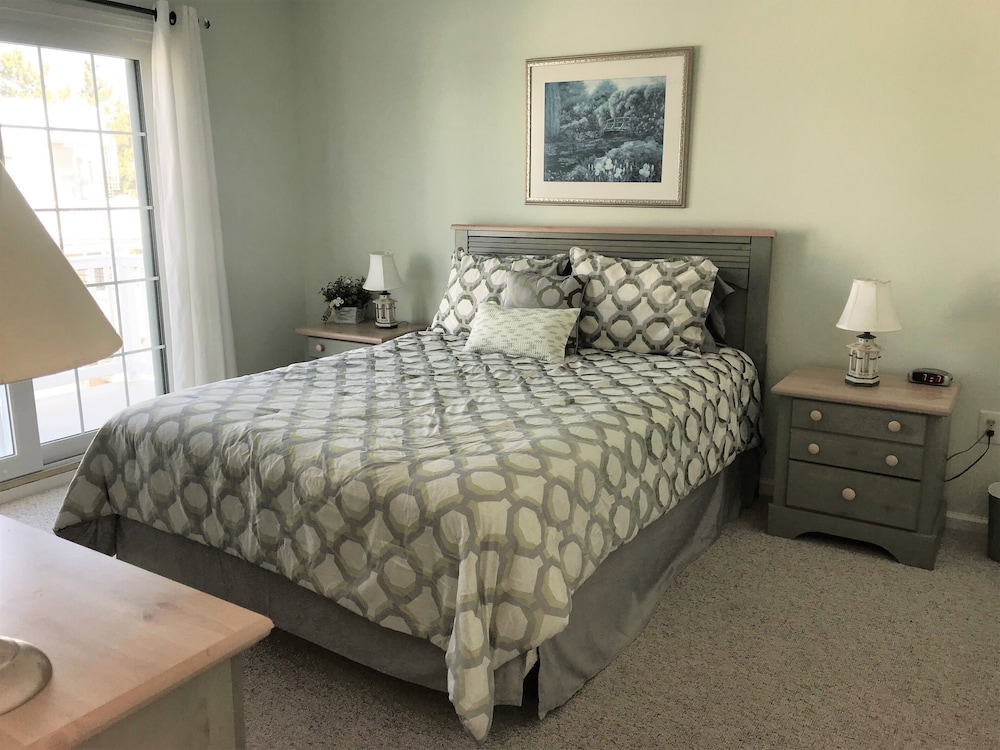 4 Bedroom/2 Bath Updated Top Floor With 3 Decks Just 7 Houses From The Beach! - Sea Isle City, NJ