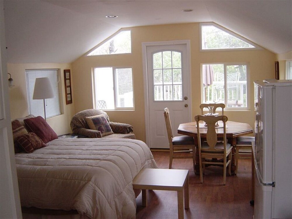 Creekside Cottage, Beautiful Counrty Cottage (Sleeps 2) - Ukiah, CA