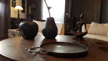 Apartamento Deluxe | Sala de estar | TV de ecrã plano