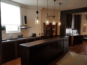 Apartamento luxo | Cozinha americana privada | Geladeira, cooktop, cafeteira/chaleira, chaleira elétrica