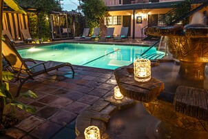 Piscina externa, piscina aquecida, funciona piscina, espreguiçadeiras