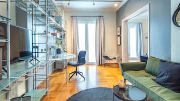 Apartamento, 1 quarto | Sala | Smart TV de 43 de polegadas com canais via satélite, televisor, Netflix