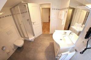 Quarto casal básico | Banheiro | Chuveiro 