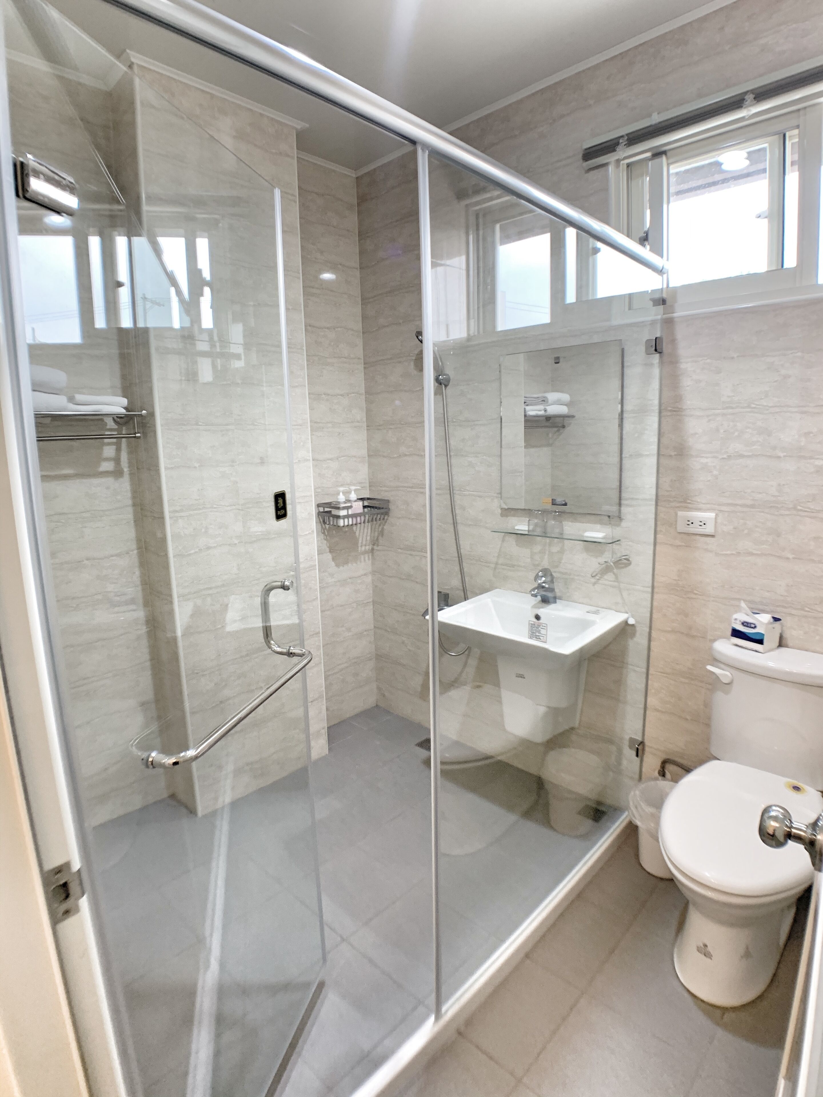 Quarto casal standard | Banheiro | Chuveiro, produtos de toalete grátis, secador de cabelo, chinelos