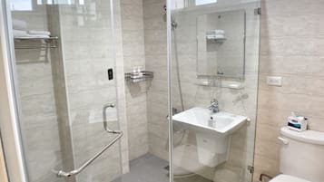 Quarto casal standard | Banheiro | Chuveiro, produtos de toalete grátis, secador de cabelo, chinelos