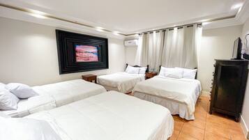 Quarto quádruplo básico | Edredons de pluma, individualmente mobiliados