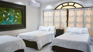 Quarto Triplo Básico | Edredões de penas, com mobília individualizada, ferro/tábua de engomar