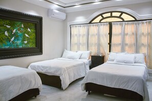 Quarto Triplo Básico | Edredões de penas, com mobília individualizada, ferro/tábua de engomar 