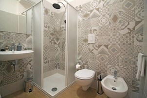 Chuveiro, produtos de toalete grátis, secador de cabelo 