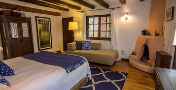 Suíte luxo, 1 cama King (No Pets) | Roupas de cama premium, edredons de pluma, individualmente decorados