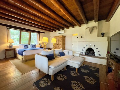 Old Taos Guesthouse B&B