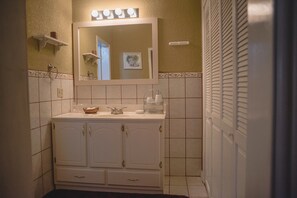 Casa Deluxe, vários quartos, não fumadores (30 pax) | Casa de banho | Um polibã, um chuveiro fixo, artigos de higiene pessoal grátis