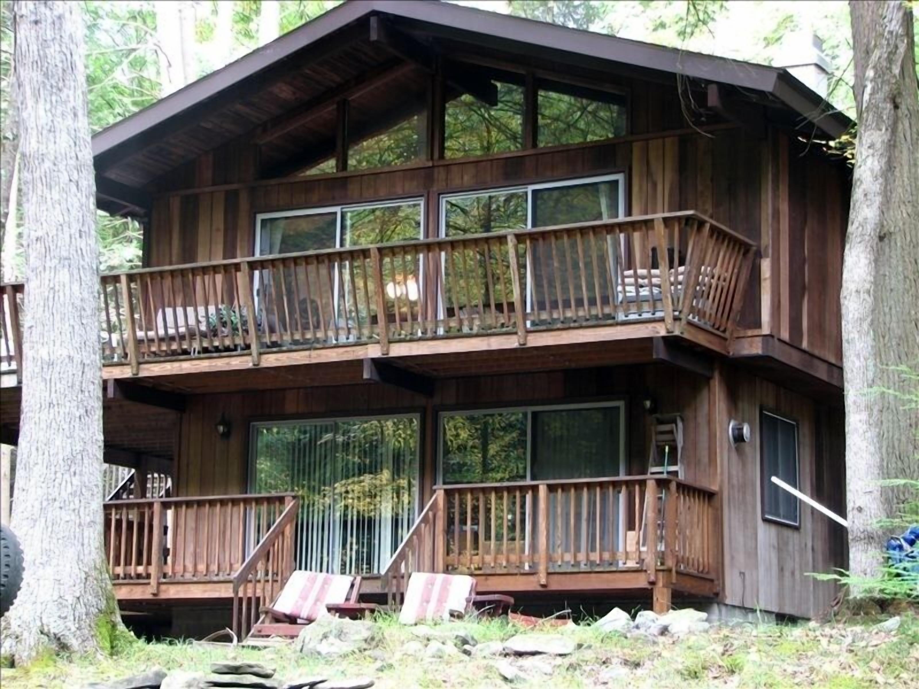 Bushkill Creek Waterfront Chalet Near Bushkill Falls - Bushkill - 2024 ...