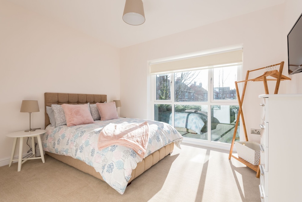 Brand New Large 4 Bedroom House Located In A Quiet Village With Hot Tub - Leeds