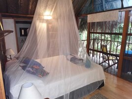 Cabana de Madeira Romântica | Com mobília individualizada, cortinas/cortinados opacos 