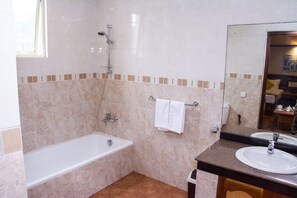 Quarto conforto, 1 cama de casal, para não fumantes, vista para o jardim | Banheiro | Toalhas de banho 