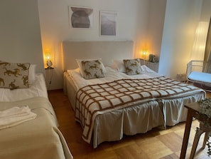 Quarto Triplo | Secretária, Wi-fi grátis, roupa de cama fornecida 