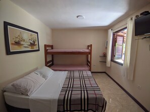 Quarto Triplo Tradicional, vista para a piscina | Minibar, com mobília individualizada, cortinas/cortinados opacos 