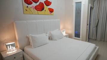 Quarto casal luxo, 1 cama King, para não fumantes, vista para o mar | Frigobar, cofres nos quartos, escrivaninha