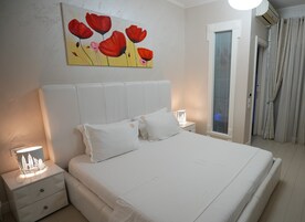 Quarto casal luxo, 1 cama King, para não fumantes, vista para o mar | Frigobar, cofres nos quartos, escrivaninha