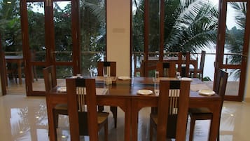 Pequenos-almoços servidos, cozinha local e internacional