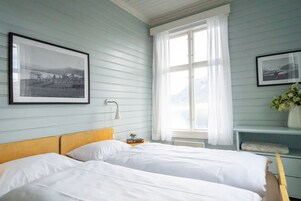 Quarto casal, banheiro compartilhado, vista para a montanha | Ferros/tábuas de passar roupa, Wi-Fi de cortesia, roupa de cama