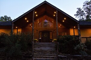 Fachada do alojamento (tarde/noite)