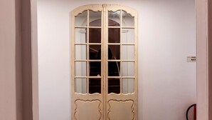Uma porta com detalhe decorativo e painel de vidro.