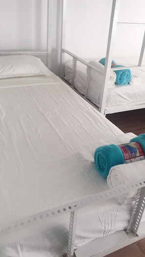 Dormitório Partilhado, em dormitório misto, casa de banho partilhada | Wi-fi grátis, roupa de cama fornecida 