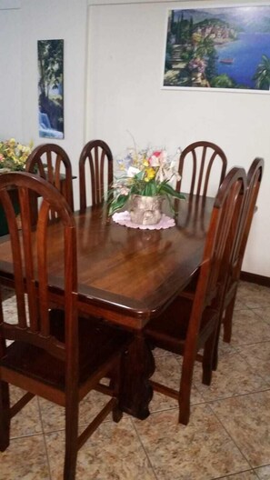 Apartamento família, várias camas, para não fumantes, vista para a piscina | Área de estar | TV de tela plana 55 polegadas com canais digitais, TV LCD, DVD player