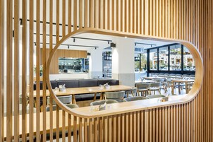 Pequeno-almoço completo diário mediante uma taxa 