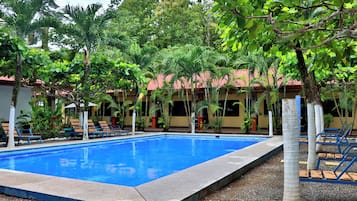 Piscina exterior, guarda-sóis