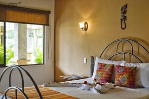 Quarto casal standard, 1 cama Queen, acessível, vista para o jardim | Ferros/tábuas de passar roupa, Wi-Fi de cortesia, roupa de cama