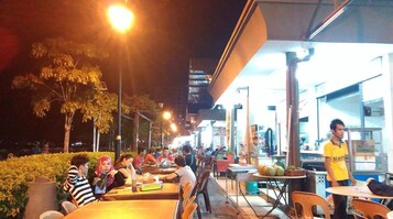 Café da manhã, almoço e jantar; culinária local 