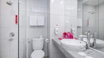 Quarto luxo | Banheiro | Chuveiro, produtos de toalete grátis, toalhas de banho