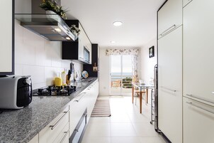 Apartamento, 2 quartos, 2 banheiros, vista para o mar | Cozinha privada | Geladeira grande, micro-ondas, cooktop, cafeteira/chaleira