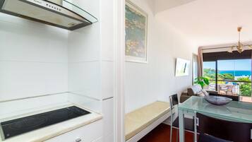 Apartamento, 1 quarto, sacada, vista parcial para o mar | Cozinha privada | Cafeteira/chaleira, geladeira grande, micro-ondas, cooktop