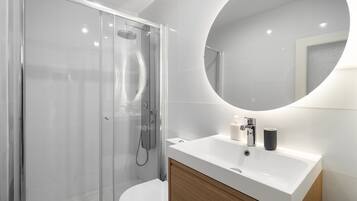Apartamento, 2 quartos, 2 banheiros | Banheiro | Chuveiro, secador de cabelo, toalhas de banho
