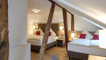 Quarto Familiar | Com decoração personalizada, com mobília individualizada, secretária