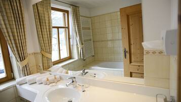 Quarto Duplo | Casa de banho | Artigos de higiene pessoal grátis, um secador de cabelo