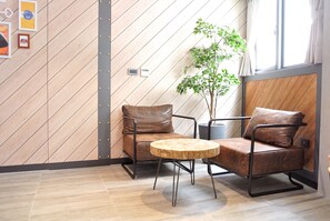 Quarto Triplo Deluxe, várias camas, não fumadores, banheira | Minibar, com decoração personalizada, com mobília individualizada 