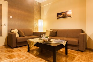 Apartamento, 2 quartos | Área de estar | TV de tela plana, Netflix