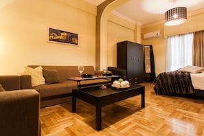 Apartamento, 2 quartos | Área de estar | TV de tela plana, Netflix