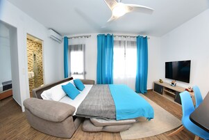 Apartamento, 1 quarto | Cofres nos quartos, individualmente decorados