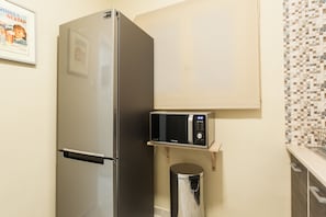 Apartamento | Cozinha privada | Um frigorífico/congelador grande, um micro-ondas, um forno