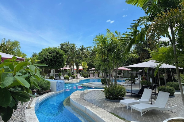 Piscina exterior, guarda-sóis, espreguiçadeiras