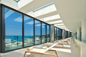 Piscina interior, piscina exterior, guarda-sóis, espreguiçadeiras 